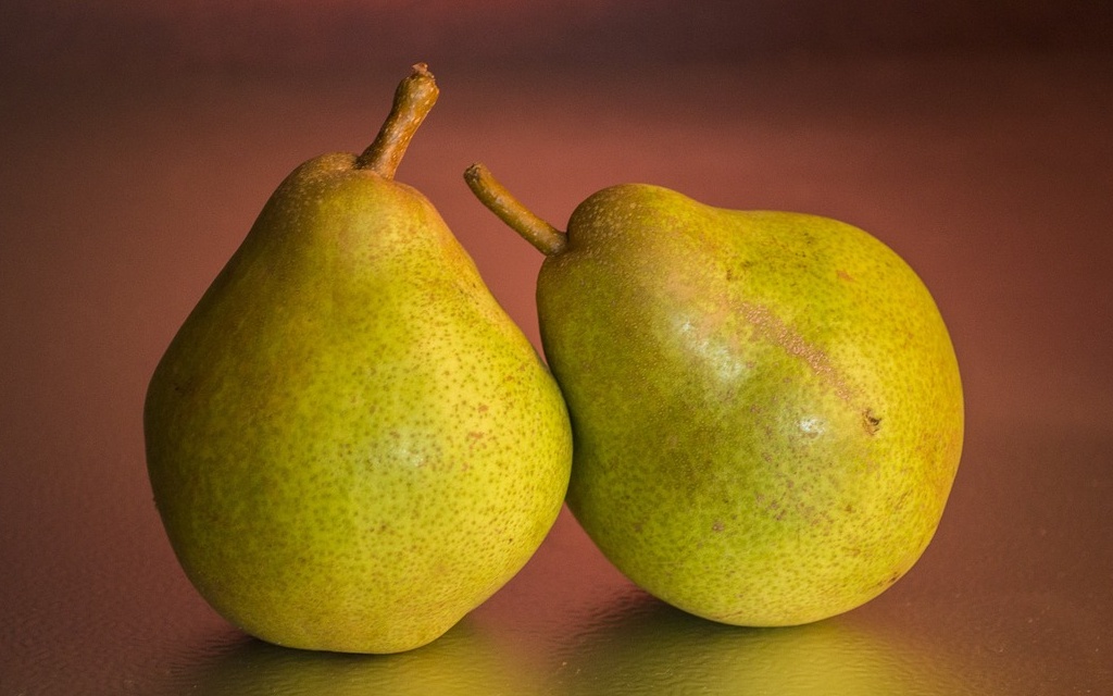 A seasonal recipe from Hialry Cacchio: saffron pears